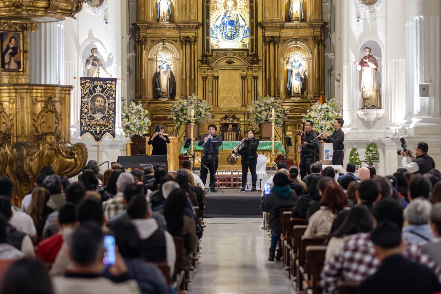 Música para rememorar la tragedia: el Quinteto Xocomil y Junior Medina ...